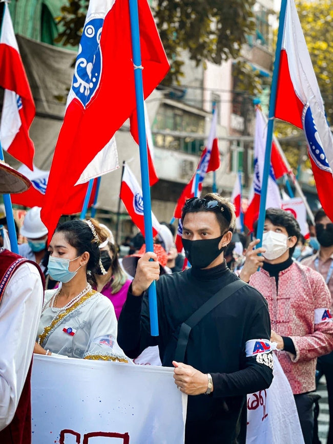 သူ့ကိုယုံကြည်ပြီး တိမ်ညိုစစ်ဘေးရှောင်စခန်းသို့ လိုအပ်တဲ့ အလှူငွေတွေ လ