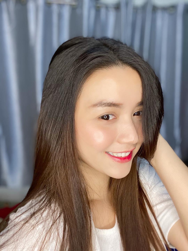 ချစ်မေမေမင်္ဂလာဆောင်တုန်းကဝတ်ခဲ့တဲ့သတို့သမီးဝတ်စုံလေးကိုအနည်းငယ်ပြုပြင်ပြီး ကိုယ်တိုင်ဝတ်ဆင်ကာ ...