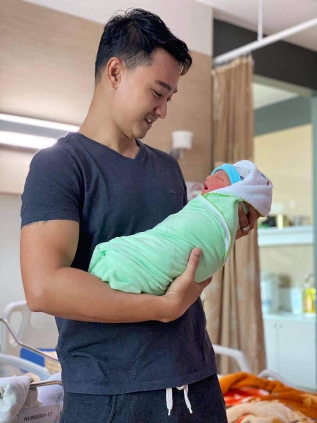 သားလေးရဲ့မျက်နှာကို တစိမ့်စိမ့်ကြည့်ပြီးချစ်မဝဖြစ်နေကာ ကလေးချီနည်းကိုပါသေသေချာချာသင်ယူနေတဲ့ ...