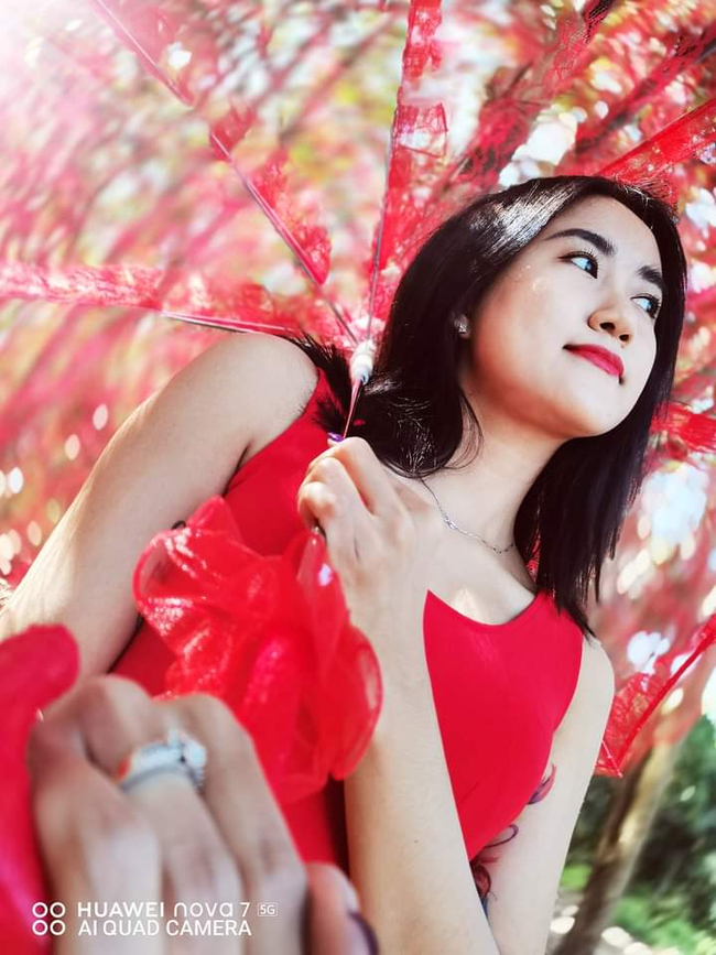 ချစ်မေကြီးရဲ့လက်နှစ်ဖက်လုံးမှာ ရွှေတွေဝင်းဝါနေအောင်ဆင်ပေးထားပြီး အမေများနေ့မှာ ကျေးဇူးဆပ်လိုက ...