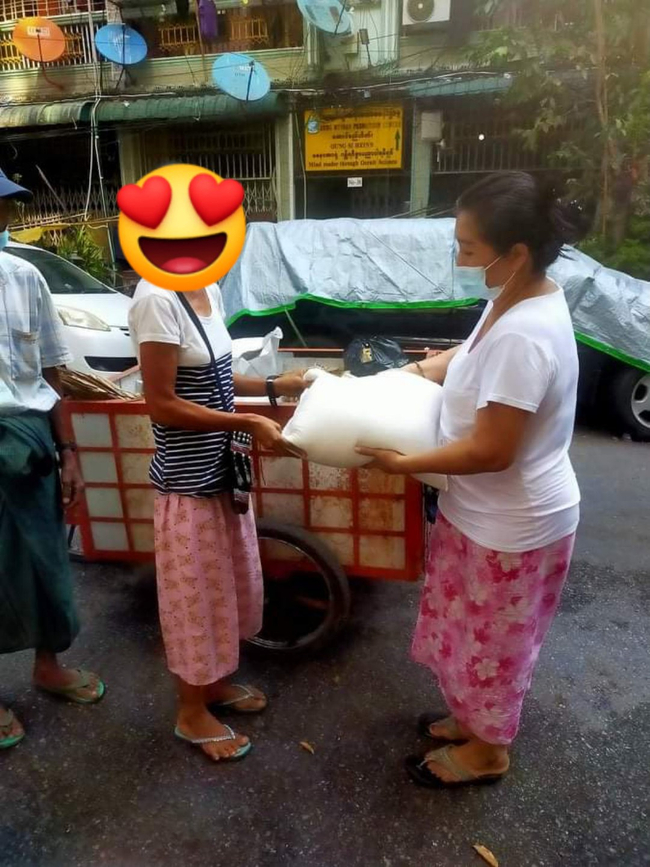 လမ်းထဲမှာ အမှိုက်လိုက်သိမ်းနေတဲ့ကောင်မလေးကို လှူဖို့အတွက် ဆန်သွားဝယ်ပေးရင်း ကြုံခဲ့ရတဲ့အဖြစ်အပျက ...