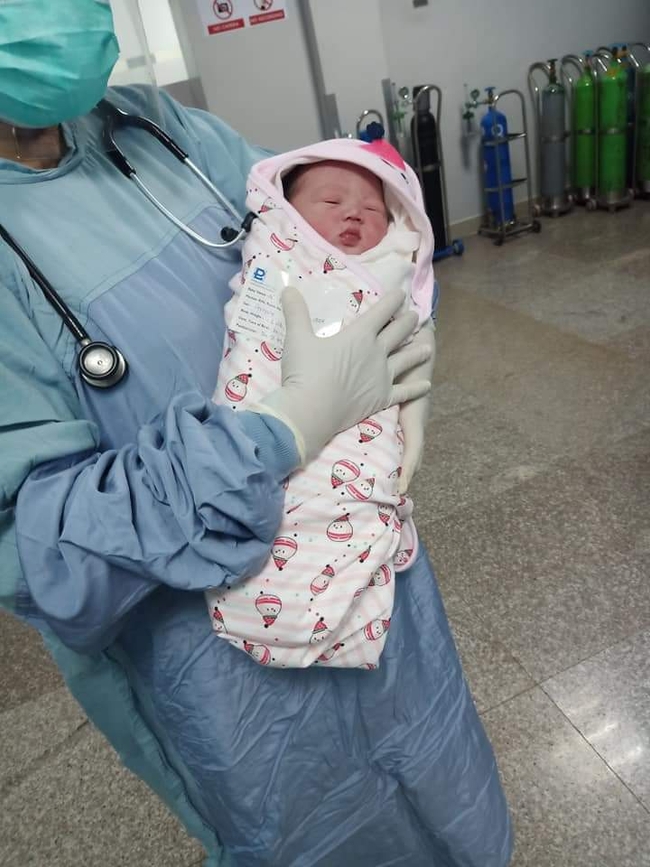 သမီးလေးမွေးပြီး ဆေးရုံတက်နေတဲ့အချိန်မှာ ငါးထောင်တန်တွေအပြည့်ပါတဲ့ပိုက