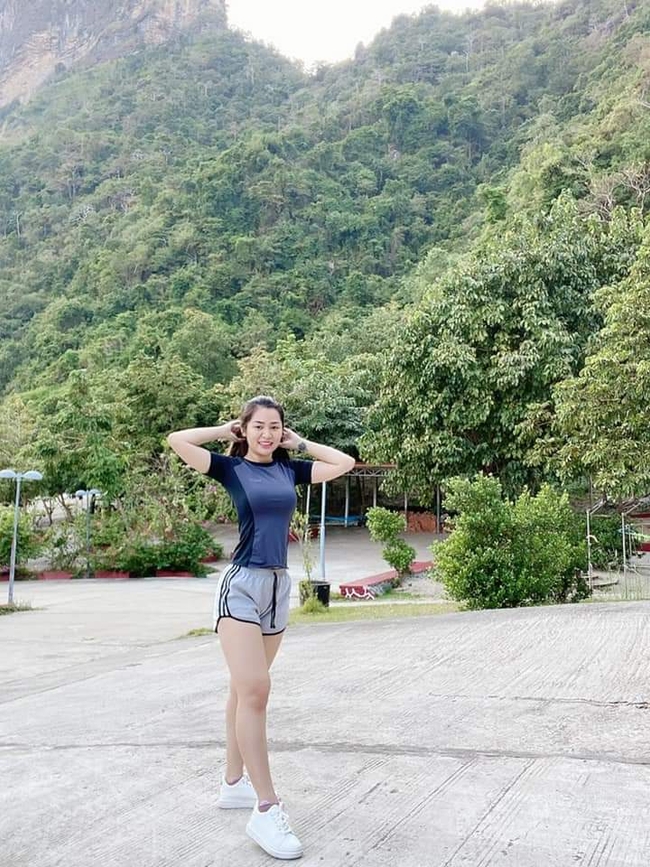 ကျော့ရှင်းလှပပြီး ဖြူဖွေးသွယ်လျတဲ့ ပေါင်တန်လေးတွေနဲ့ ဇွဲကပင်တောင်တန်းက