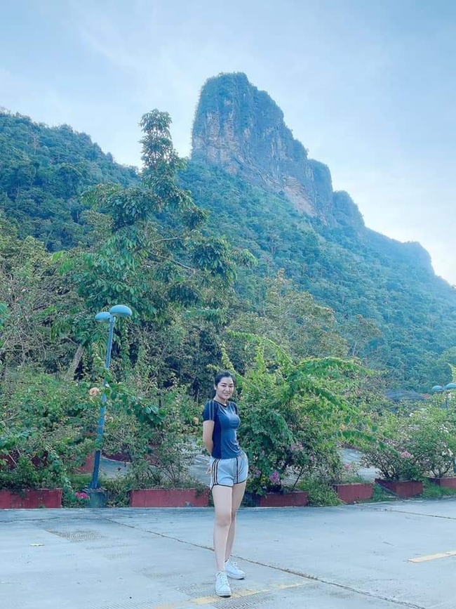 ကျော့ရှင်းလှပပြီး ဖြူဖွေးသွယ်လျတဲ့ ပေါင်တန်လေးတွေနဲ့ ဇွဲကပင်တောင်တန်းက