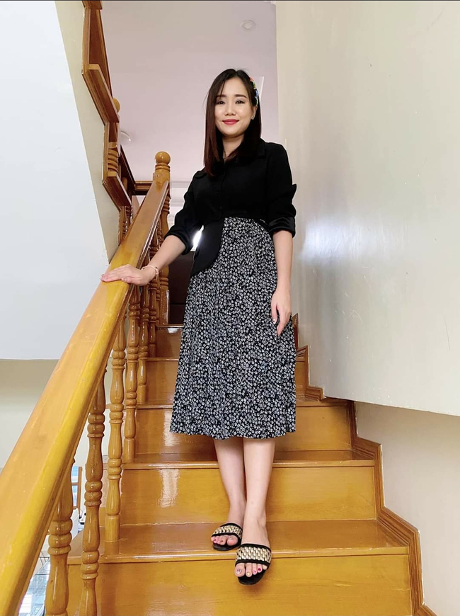 သီချင်းဆိုနေတဲ့ဖြိုးမြတ်အောင်ရဲ့ဘေးမှာ သံစဉ်လေးအတိုင်းယိမ်းနွဲ့ပြီး အတူတူလိုက်ဆိုရင်း ...