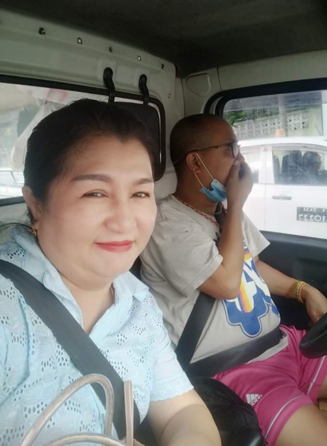 နဖူးမှာဒဏ်ရာဗရပွနဲ့ အဘွားကြီးတစ်ယောက်က မနက်စောစောမှာသူမဆီကို ထူးထူးဆန