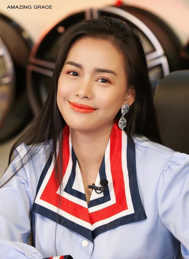 ကြည်လင်နေတဲ့ မျက်နှာထက်မှာ ရိုးရှင်းတဲ့ အပြုံးများနဲ့ အလှဝေနေသူ အေးသောင