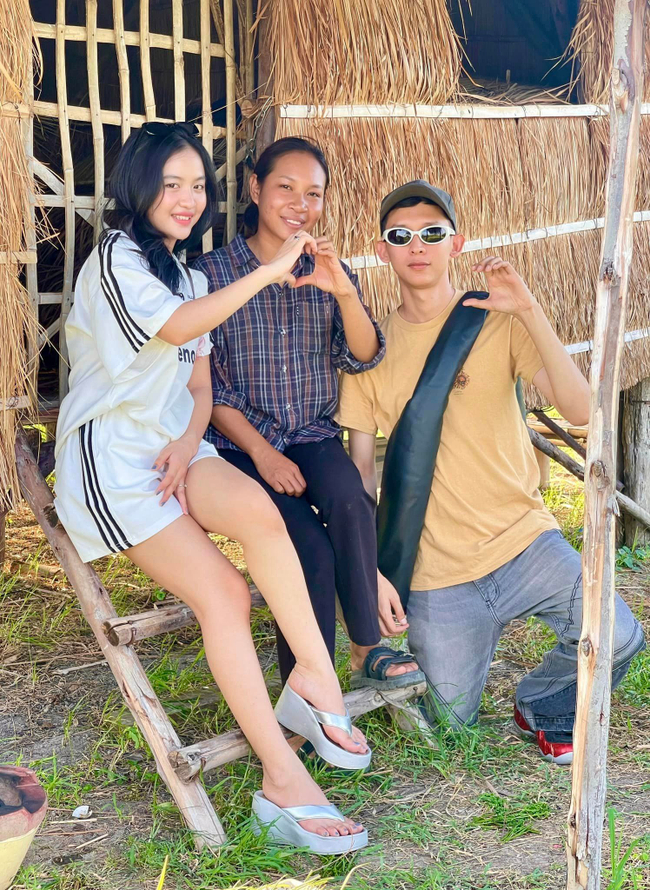 សុទ្ធតែអាយដល ស្ងាត់ៗ Rick Kh និង ពេជ្រ ពិសី ដឹកដៃគ្នា ទៅលេង ស្រីផាច ដល់ខេត្តបន្ទាយមានជ័យ ...