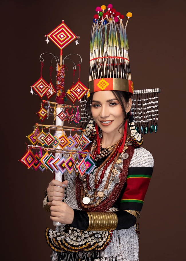 Mrs Grand International 2022 အိမ်ထောင်သည် ပြိုင်ပွဲမှာ ဆု ၄ ခုအထိ ရရ ...