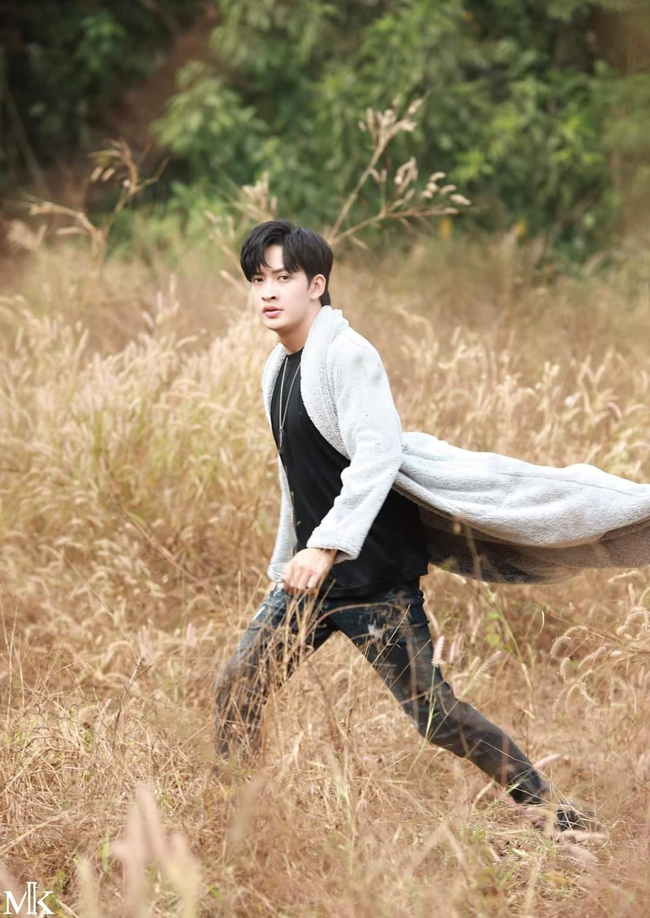 ဆယ်ကျော်သက် မိန်းကလေးတွေ သွတ်သွတ်ခါအောင် ရူးသွားစေလောက်မယ့် ကိုရီးယားမင်းသားလေးလား ထင်ရလောက်အောင ...