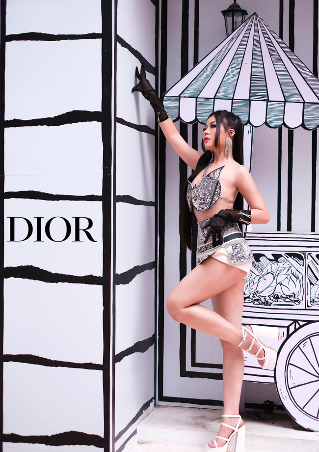 កូនខ្មែរ មិនចាញ់បរទេសទេ កាត់កាបូបDior ច្នៃចេញជាម៉ូតសម្លៀកបំពាក់ឡើងអ៊េម - Lomhe | Food and Travel ...