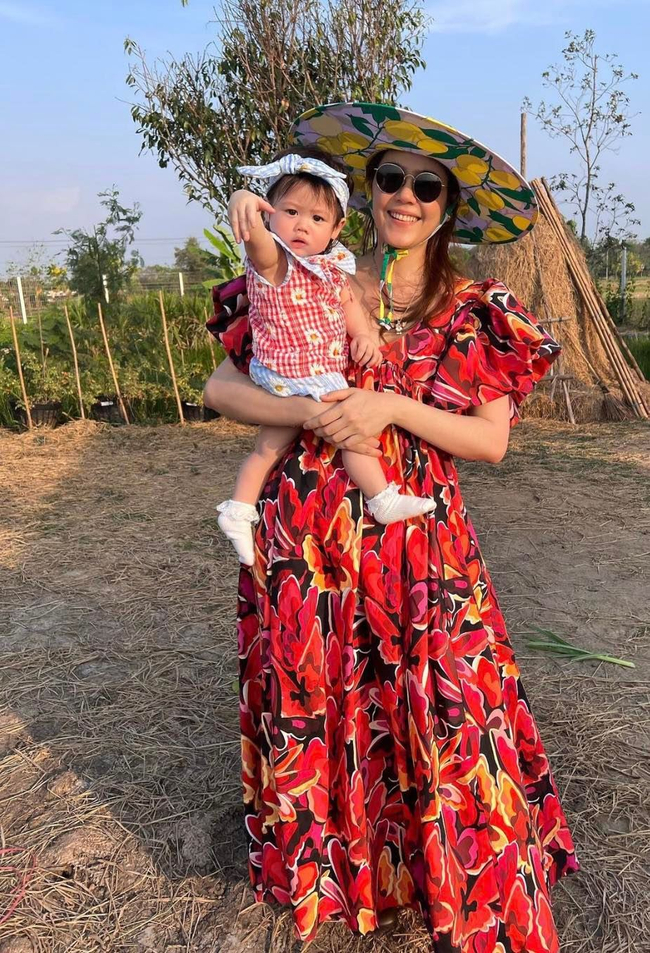 គួរឲ្យសរសើរ! ទោះបីគ្រួសារជាសេដ្ឋីមែនតែ Chompoo បង្រៀនកូនធ្វើរឿងទាំងនេះ - Khmerload | Cambodia ...