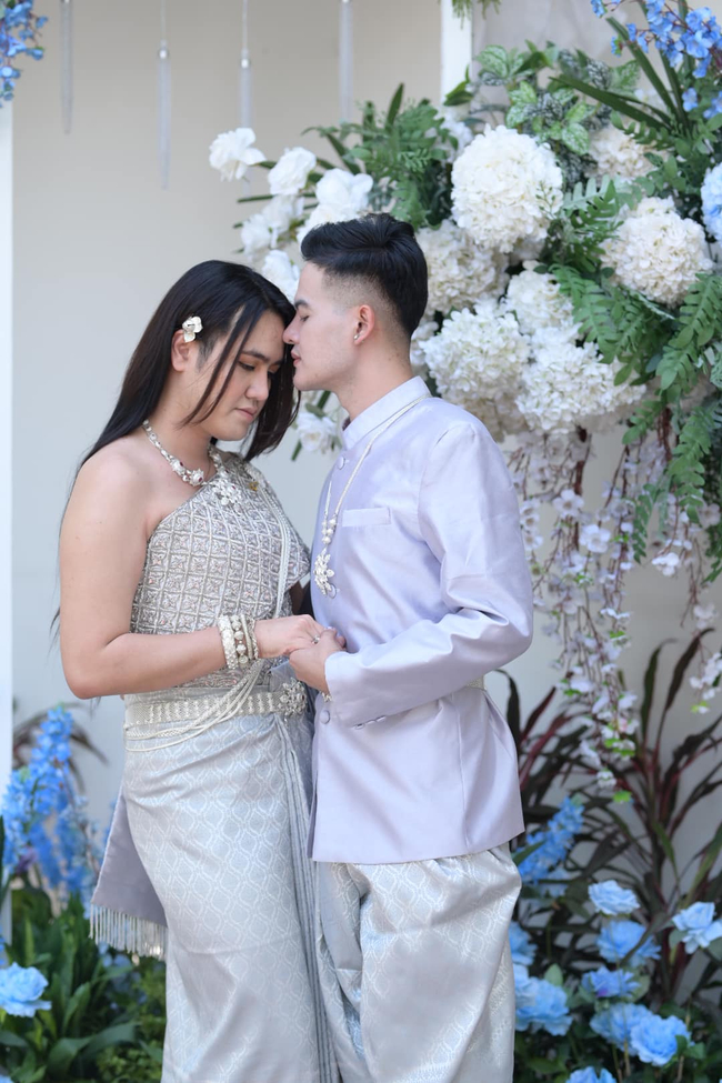 មួយគូទៀតហើយ! បវកញ្ញាភេទទី៣ កក្កដា សោភ័ណ្ឌ ដឹកដៃគូស្នេហ៍ ចូលរោងការ ...