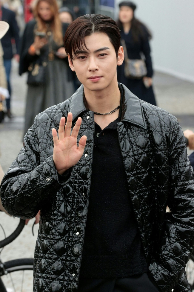 មកមើលមុខប្រុសសង្ហា Cha Eunwoo មុនពេលចូលសិល្បៈ បានដឹងថាកូនគេស្អាតតាំងពីក្មេ-»ងមែន! - Khmerload ...