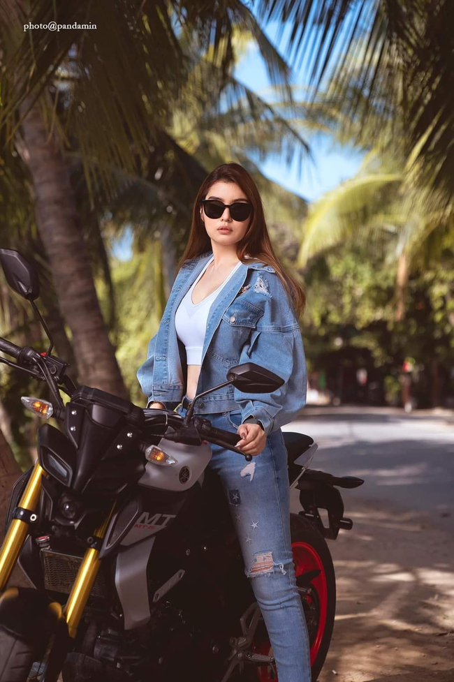 အမိုက်စားဆိုင်ကယ်ကြီးနဲ့အတူ ခပ်လန်းလန်းပို့စ်တွေပေးနေပြီး ခေးမေမေလို့ထင်ရက်စရာမရှိအောင်ကို ...