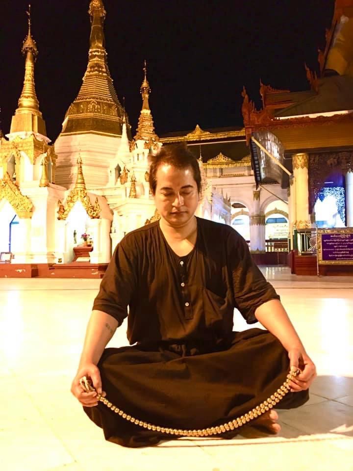 ခုနှစ်ရက်သားသမီးများ ဘေးအန္တရာယ်ကင်းဝေးအောင် မြတ်စွာဘုရားရှင်ထံတွင် ဆွမ်းကပ်ကာဆုတောင်းပေးနေတဲ့