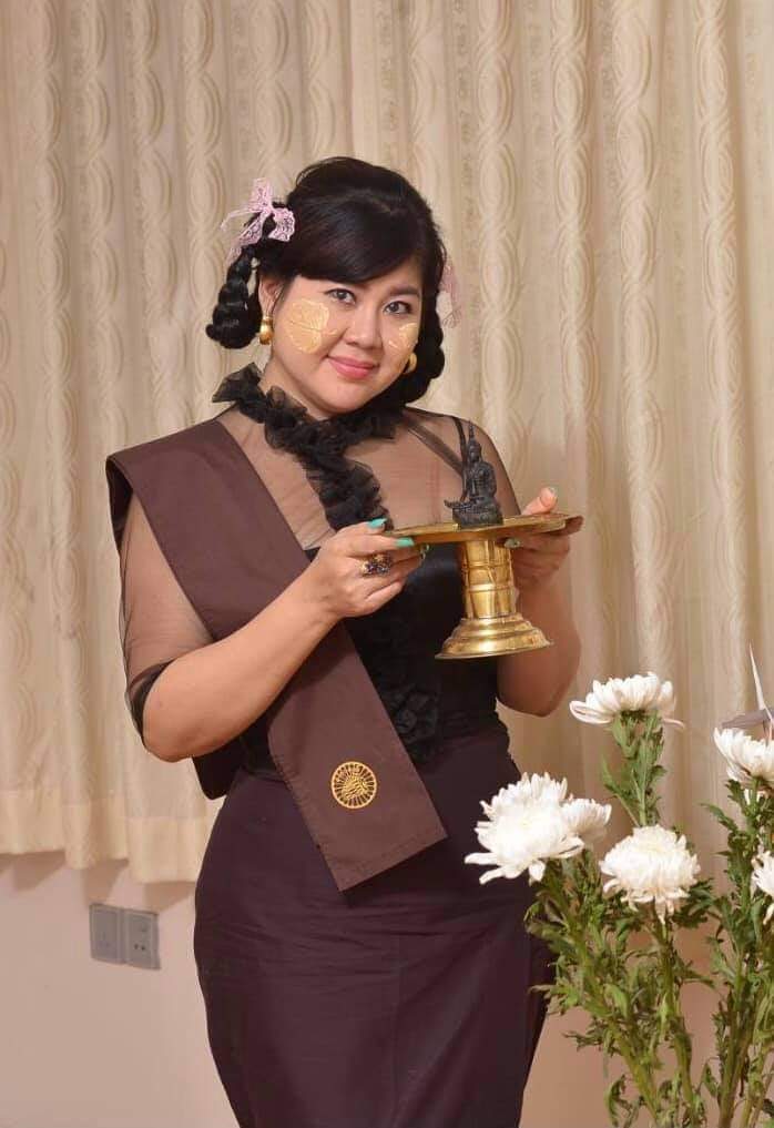 ကျဆုံးသွားကြတဲ့သူရဲကောင်းတွေအတွက် ကောင်းမှုကုသိုလ်တွေပြုရင်း ဆုတောင်းမေတ္တာတွေ ပို့သပေးနေတဲ့ ...