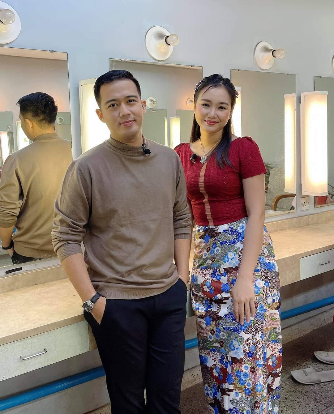 ဓာတ်ပုံရိုက်ဖို့ အပီအပြင် ပိုစ့်ပေးနေတဲ့ ကျော်ကျော်ရဲ့ အနောက်မှာ လျှာထုတ်ပြောင်ပြရင်း စနောက ...