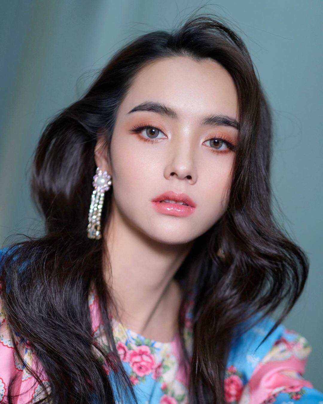 តោះ! មកស្គាល់ពីតារាស្រីថៃទាំង១១រូប ដែលលេចធ្លោ និងល្បីរន្ទឺប្រចាំខែឧសភា - Khmerload