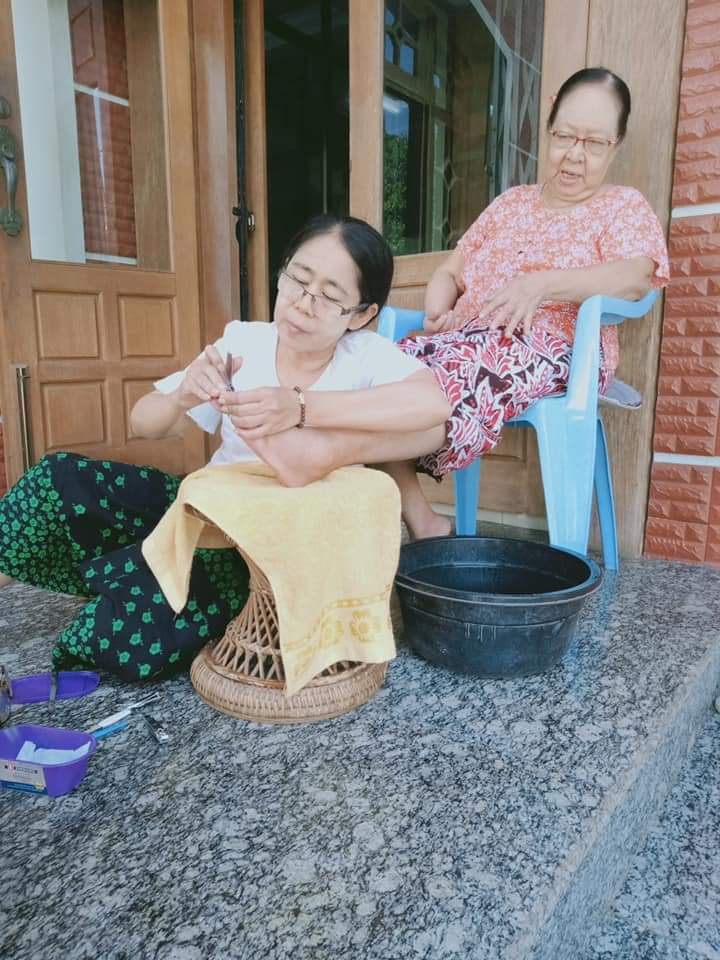 ချစ်မေမေနာသွားမှာကို အရမ်းစိုးရိမ်တတ်လို့ တယုတယနဲ့ကိုယ်တိုင်ခြေသည်းညှပ ...