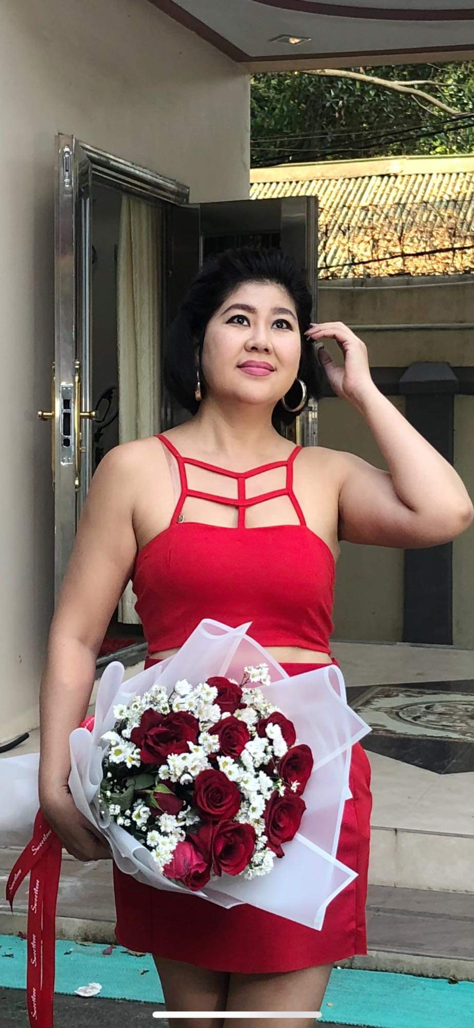 ရင်ခုန်စရာဖက်ရှင်လေးနဲ့ ကိုယ်လုံးလေးကိုတစ်ပတ်လှည့်ပြရင်း ချစ်သူများနေ့မှာ ကုတင်ပေါ် မတက်က ...